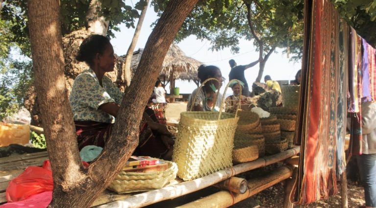 Tenun Ikat dan Anyaman Lontar, Oleh-Oleh Khas dari Wisata Boler ...